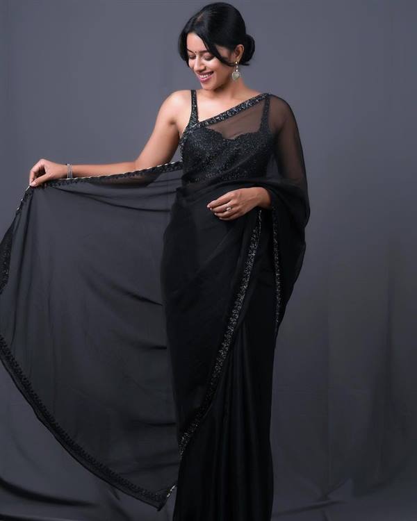 PHOTOS: பிளாக் ட்ரெஸ்ஸில் கார்ஜியஸ் லுக்.. மிருணாளினி ரவியின் லேட்டஸ்ட் ...