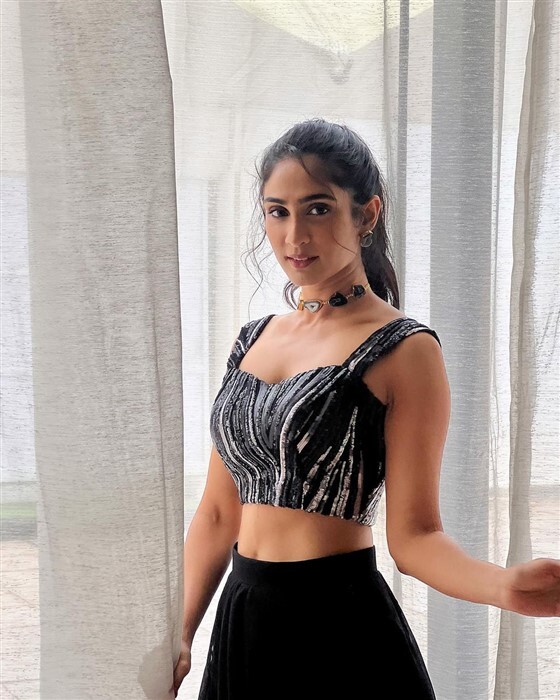 Deepti Sati: ക്യൂട്ട്‌നെസ് ഓവര്‍ലോഡഡ്! കറുത്ത ഔട്ട്ഫിറ്റില്‍ ഗ്ലാമറസ് ...