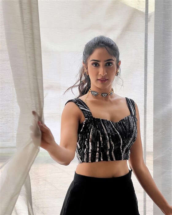 Deepti Sati: ക്യൂട്ട്‌നെസ് ഓവര്‍ലോഡഡ്! കറുത്ത ഔട്ട്ഫിറ്റില്‍ ഗ്ലാമറസ് ...