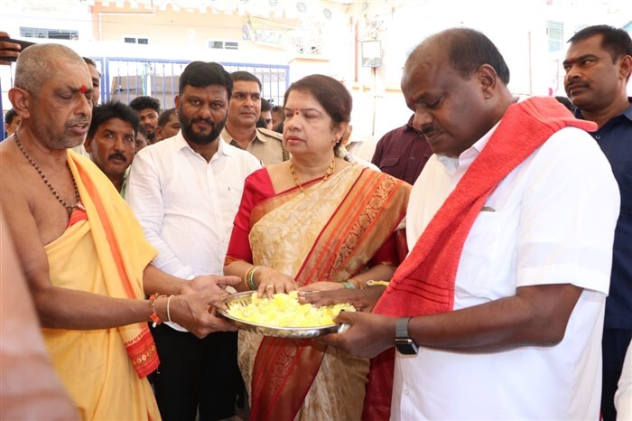 ಹಾಸನಾಂಬೆ ದರ್ಶನ ಪಡೆದ ಮಾಜಿ ಸಿಎಂ ಹೆಚ್‌ ಡಿ ಕುಮಾರಸ್ವಾಮಿ ದಂಪತಿ | Former Chief ...