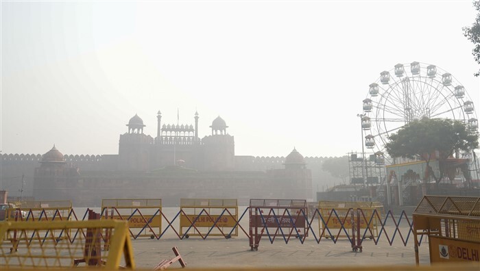 In Pics: Taj Mahal, Red Fort Vanish in Smog as Delhi's AQI Reaches 399 ...
