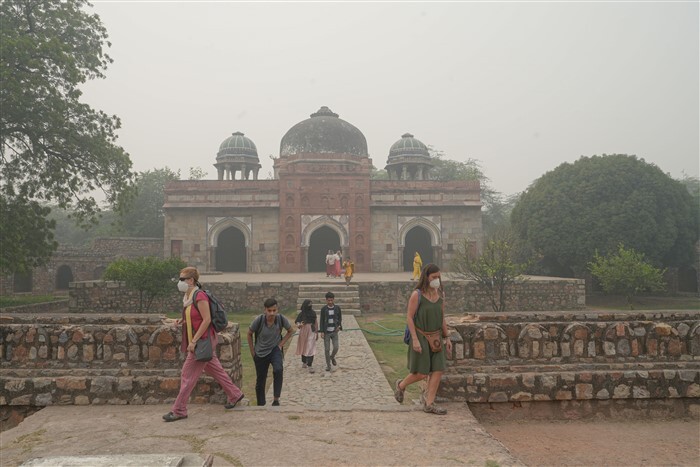 In Pics: Taj Mahal, Red Fort Vanish in Smog as Delhi's AQI Reaches 399 ...