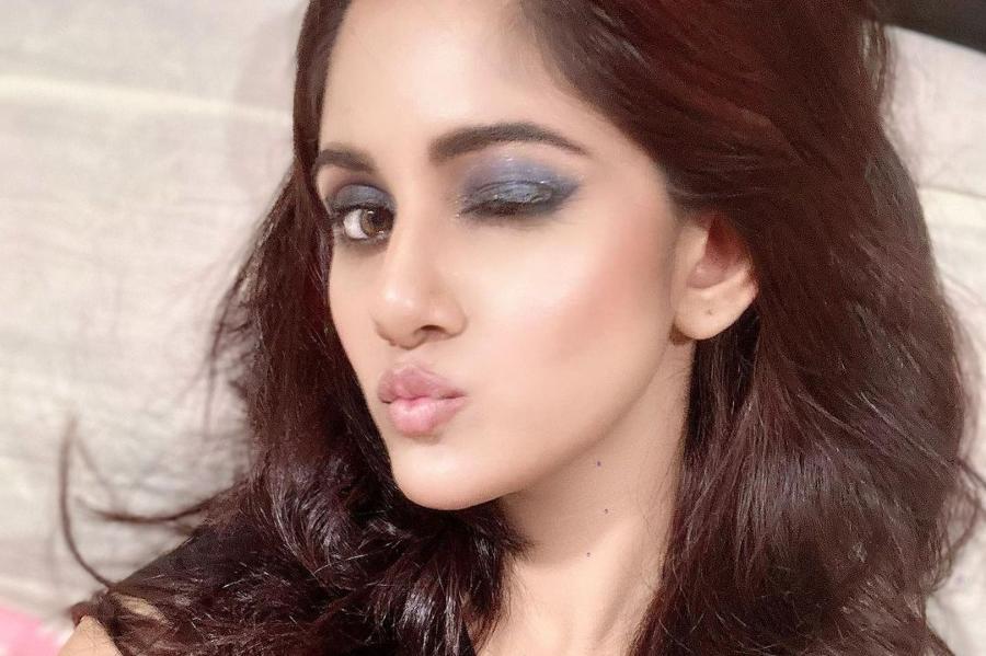 চকলেট রঙের শাড়িতে এবার ক্যামেরা বন্দি হলেন নীল ঘরণী তৃণা, দেখুন ছবি ...