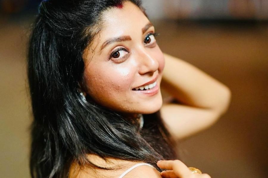 সাদা লং পোশাকে গ্ল্যামারাস দেবলীনা, মায়াবী অবতার নজর কাড়ছে ভক্তদের ...