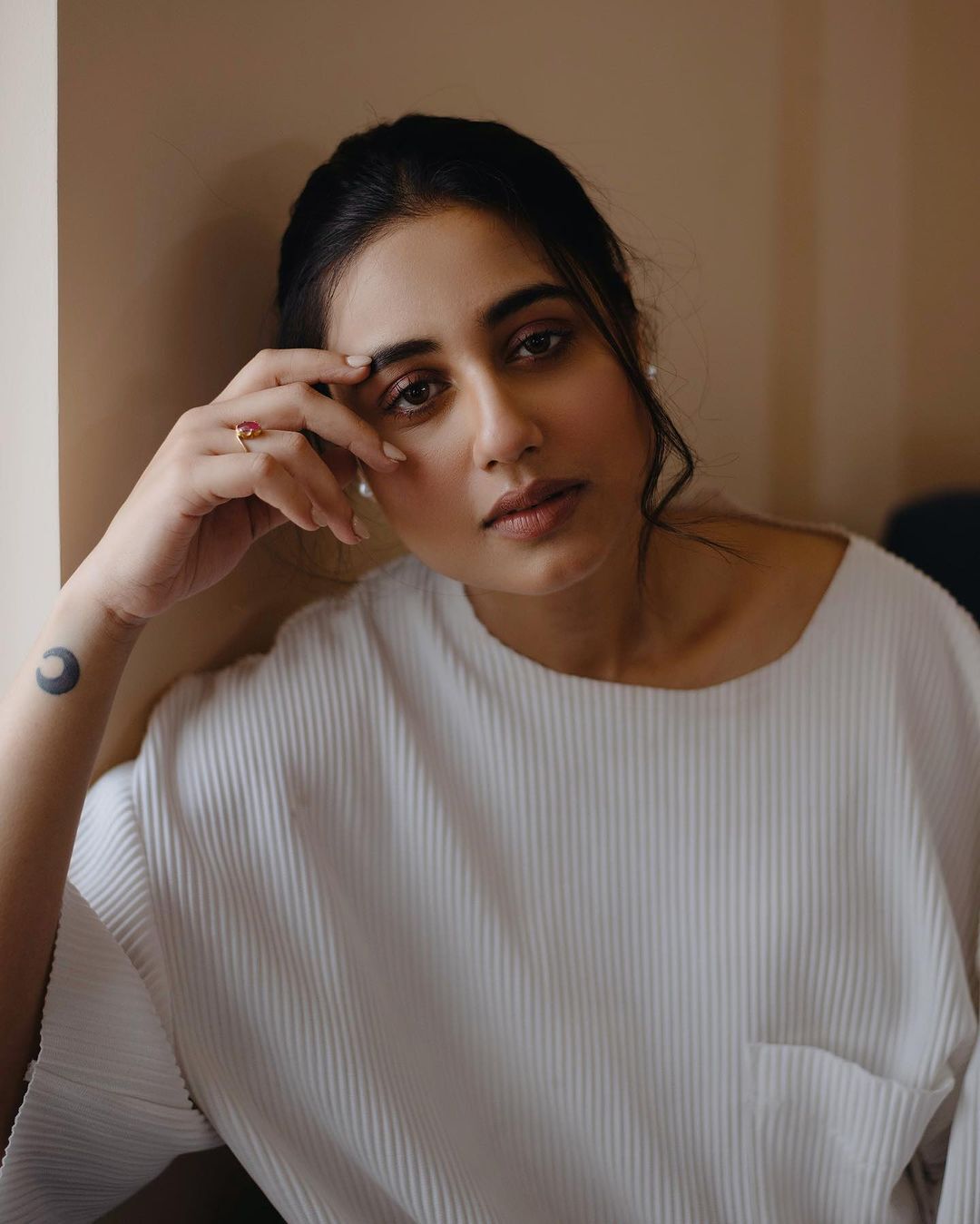 সাদা শাড়িতে লাস্যময়ী স্বস্তিকা, নতুন পোজে ছবি পোস্ট অভিনেত্রীর ...