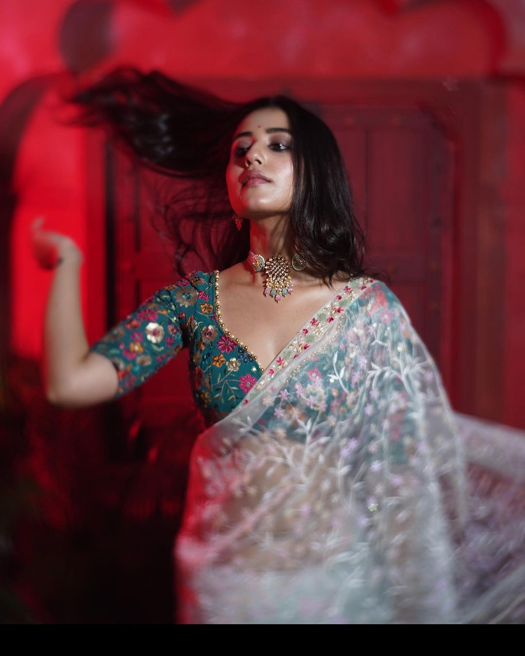 সাদা শাড়িতে লাস্যময়ী স্বস্তিকা, নতুন পোজে ছবি পোস্ট অভিনেত্রীর ...