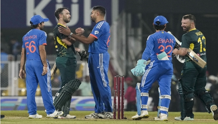 IND v AUS: मैक्सवेल का तूफानी शतक, प्रसिद्द कृष्णा के आखिरी ओवर में 21 ...