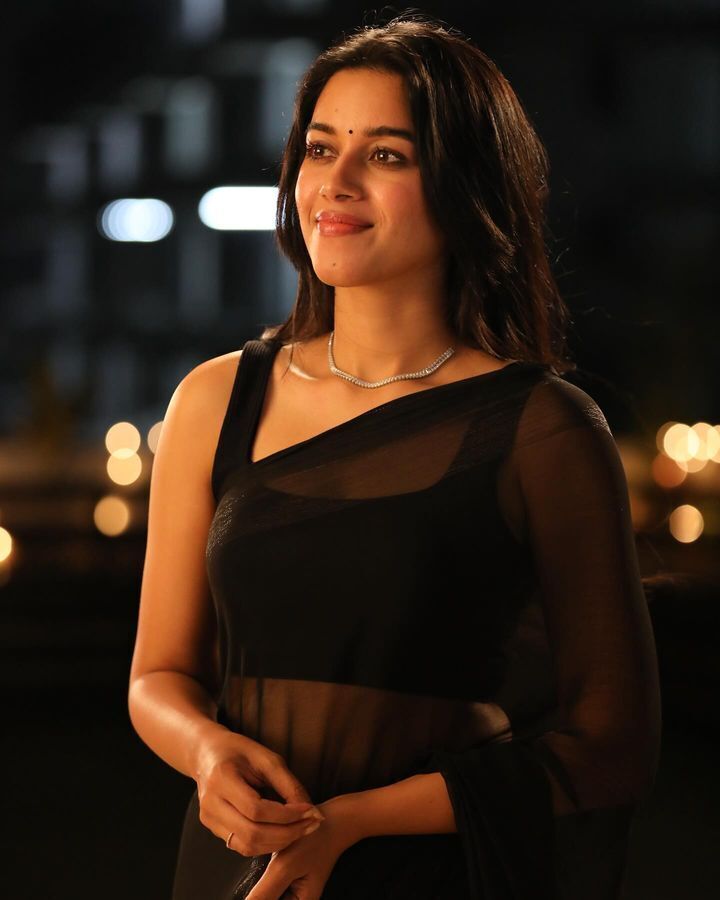 PHOTOS: மிரர் செல்ஃபியில் அசத்தும் விஷால் பட நடிகை.. மிருணாளினி ரவியின் ...