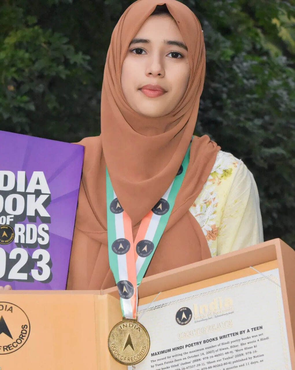 Photos: 15 साल की उम्र में युसरा ने लिखा ऐसा कि इंडिया बुक ऑफ़ रिकार्ड्स में दर्ज हुआ नाम | At ...