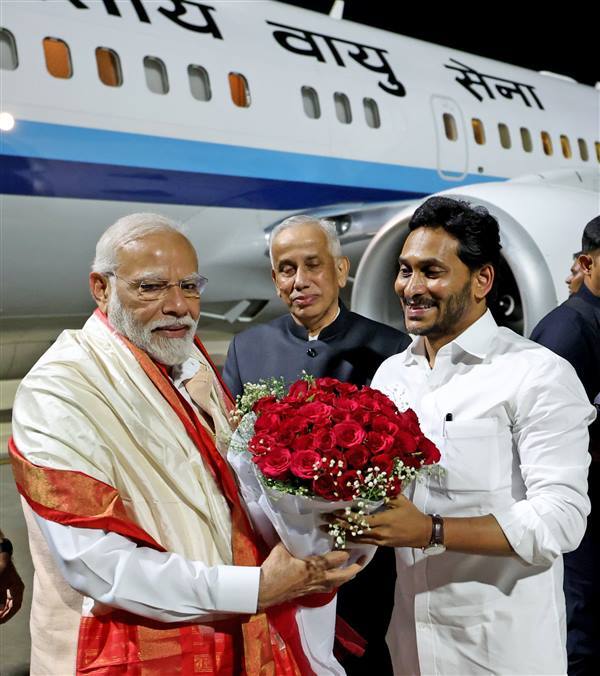 PHOTOS: பிரதமருக்கு உற்சாக வரவேற்பு.. திருப்பதி ஏழுமலையான் கோவிலில் ...