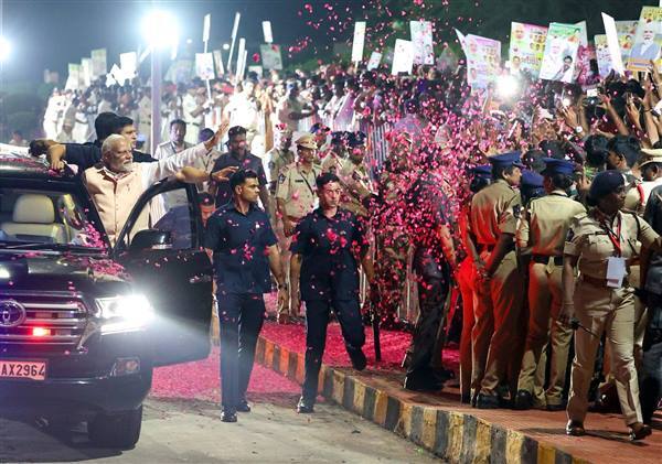 PHOTOS: பிரதமருக்கு உற்சாக வரவேற்பு.. திருப்பதி ஏழுமலையான் கோவிலில் ...