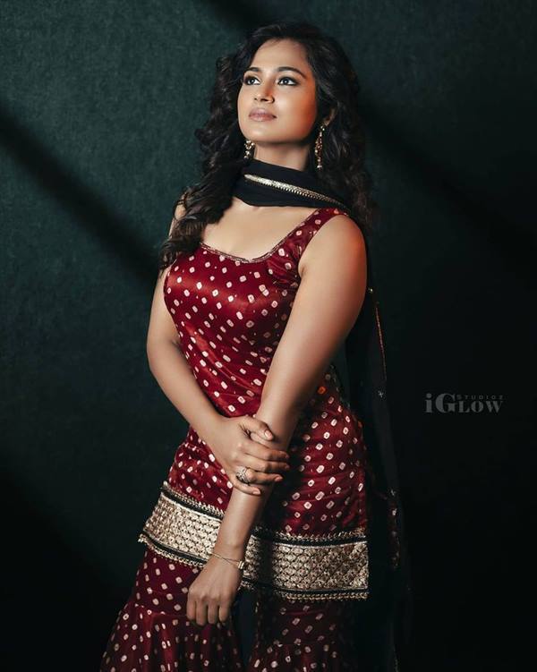 PHOTOS: போட்டோஷூட்டில் கலக்கும் ரம்யா பாண்டியன்.. ஸ்டன்னான ரசிகர்கள்.. கலக்கல் பிக்ஸ் இதோ ...