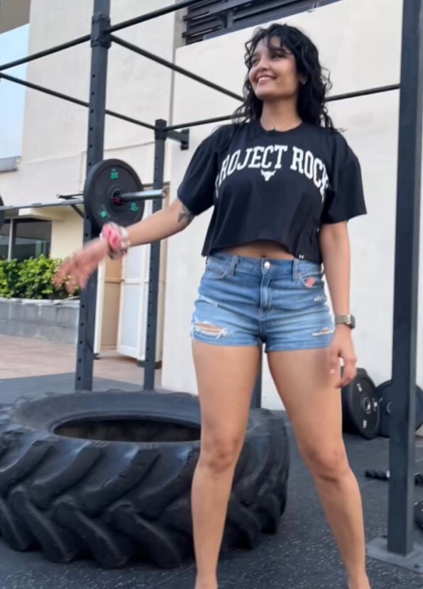 PHOTOS: சிக்ஸ் பேக் தெரிய.. மிரர் செல்ஃபி எடுத்து மிரட்டும் ரித்திகா ...