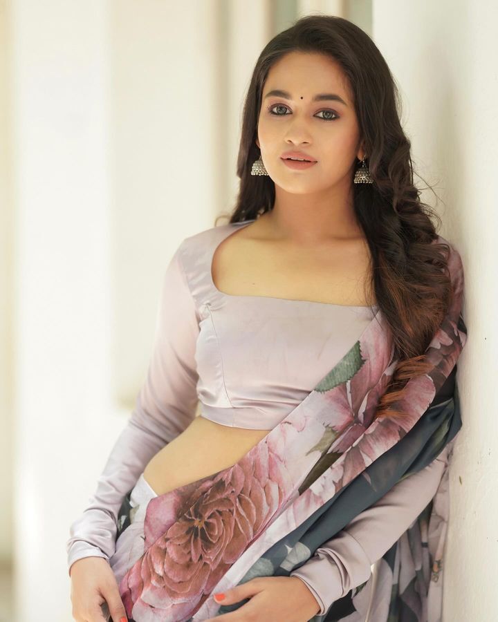 PHOTOS: ஹீரோயினா கமிட்டானதும் ஆளே மாறிட்டாங்களே! போட்டோஷூட்டில் ...