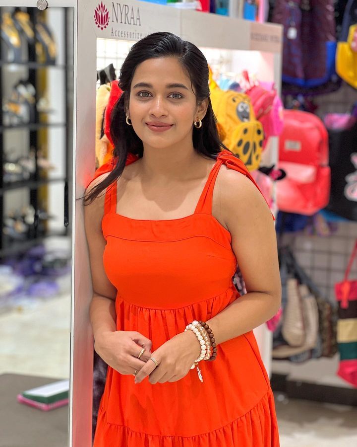 PHOTOS: ஹீரோயினா கமிட்டானதும் ஆளே மாறிட்டாங்களே! போட்டோஷூட்டில் ...