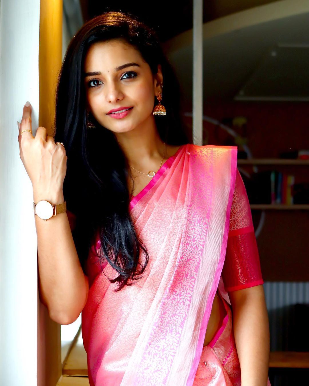 PHOTOS: பட்டு புடவை ஜொலிக்க.. லைக்குகளை குவிக்கும் சீரியல் நடிகையின் ...