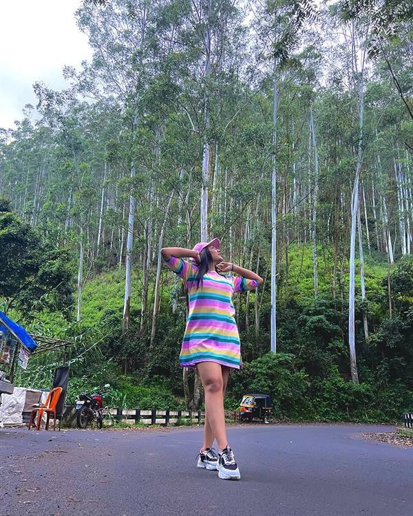 PHOTOS: மூணார் வைப்ஸ்.. சீரியல் நடிகை ஸ்ரீநிதியின் போட்டோஸ் ஸ்டில்ஸ் ...