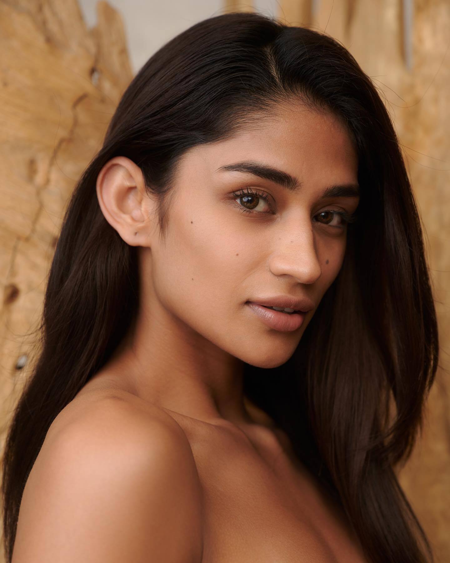 కుర్రాళ్ల హృదయాలను కొల్లగొట్టేస్తున్న శ్వేత శార్దా.. ముద్దుగుమ్మ అందాల ...