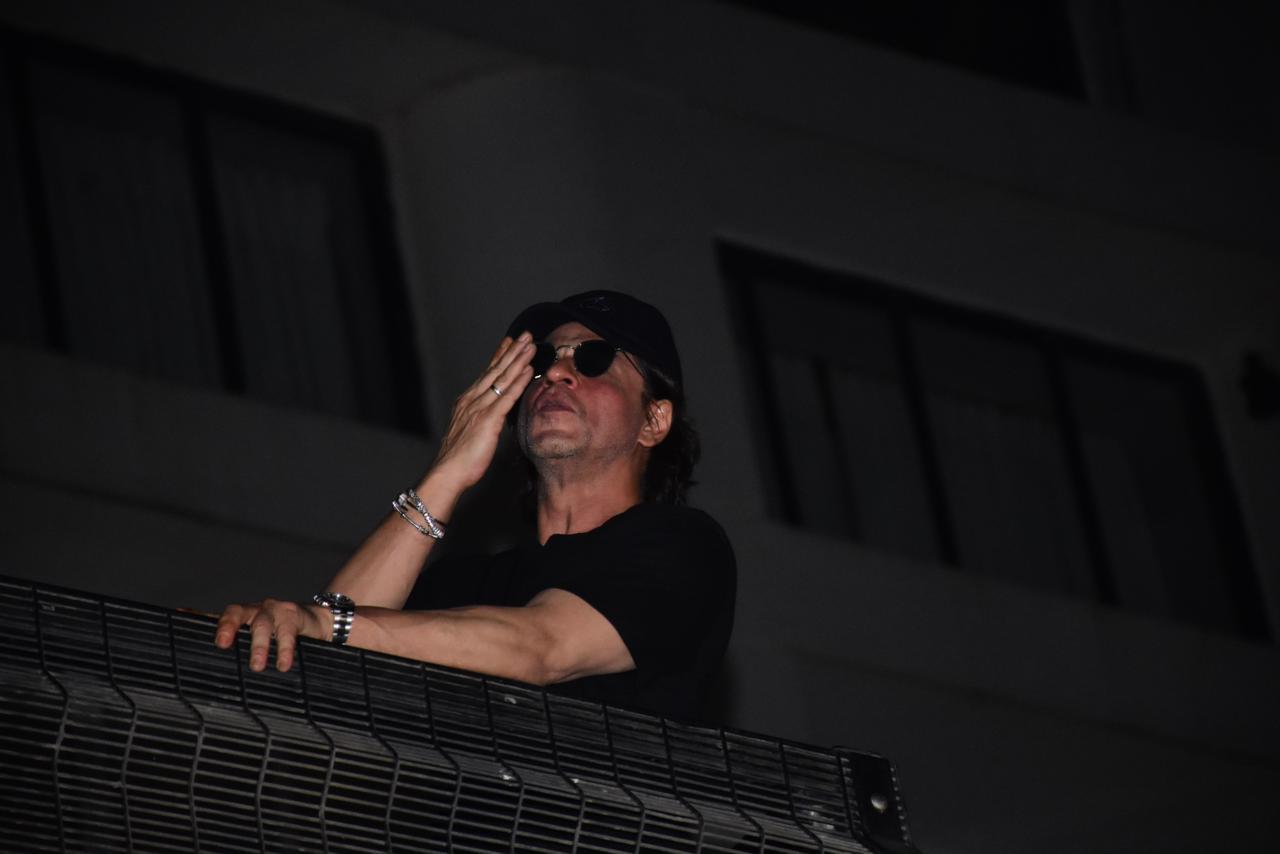 SRK Birthday Special: Shah Rukh Khan Greets Fans in Pathaan Style ...