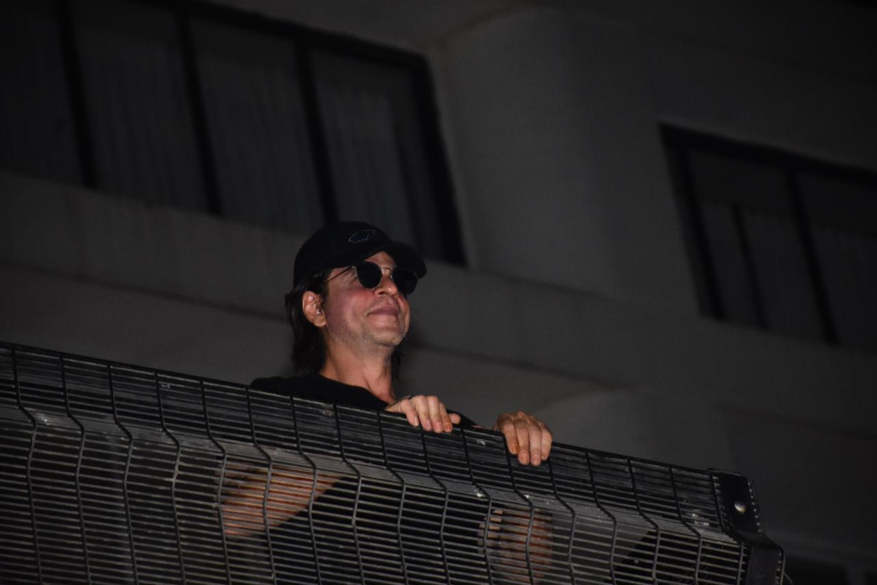 SRK Birthday Special: Shah Rukh Khan Greets Fans in Pathaan Style ...