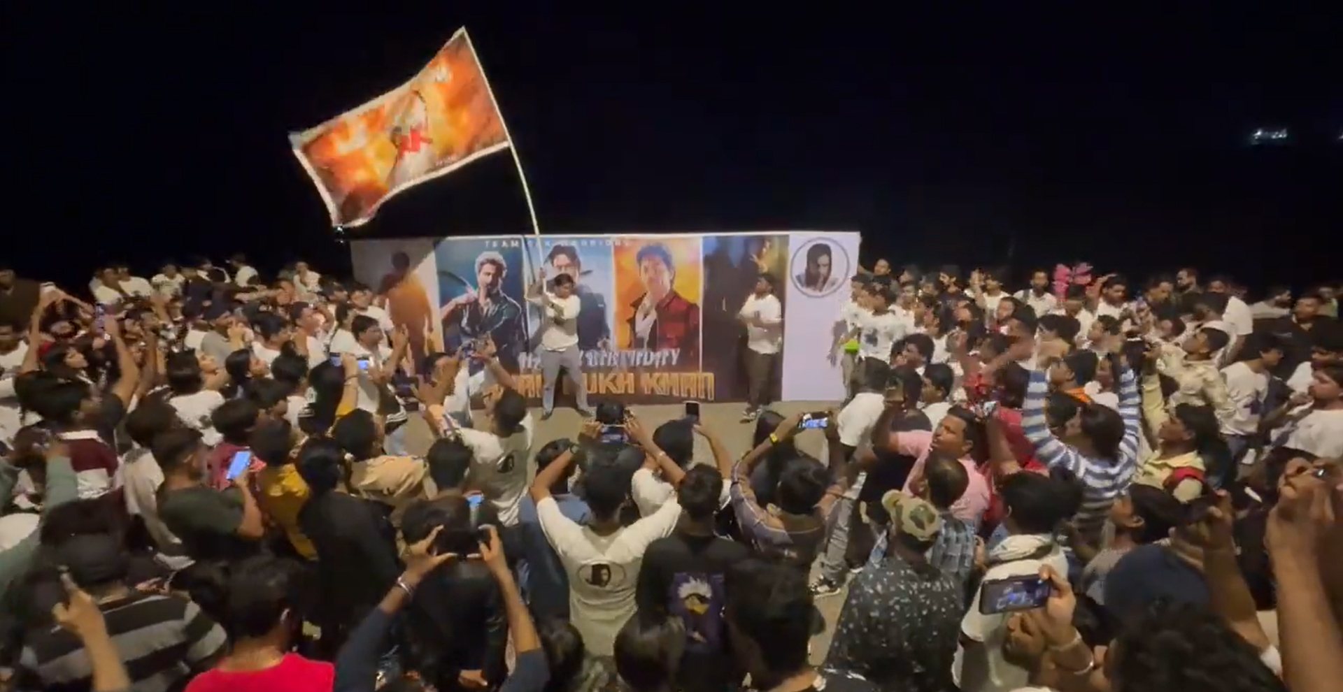SRK Birthday Special: Shah Rukh Khan Greets Fans in Pathaan Style ...