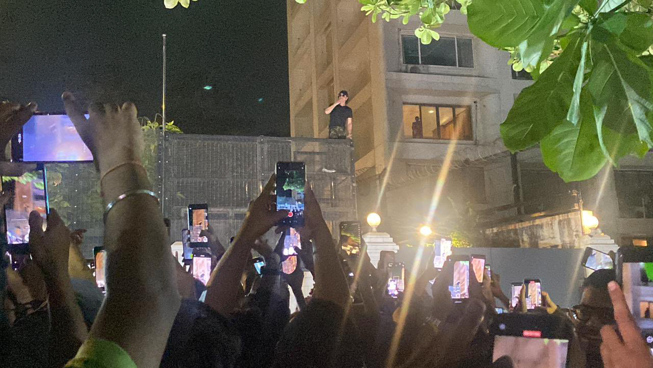 SRK Birthday Special: Shah Rukh Khan Greets Fans in Pathaan Style ...