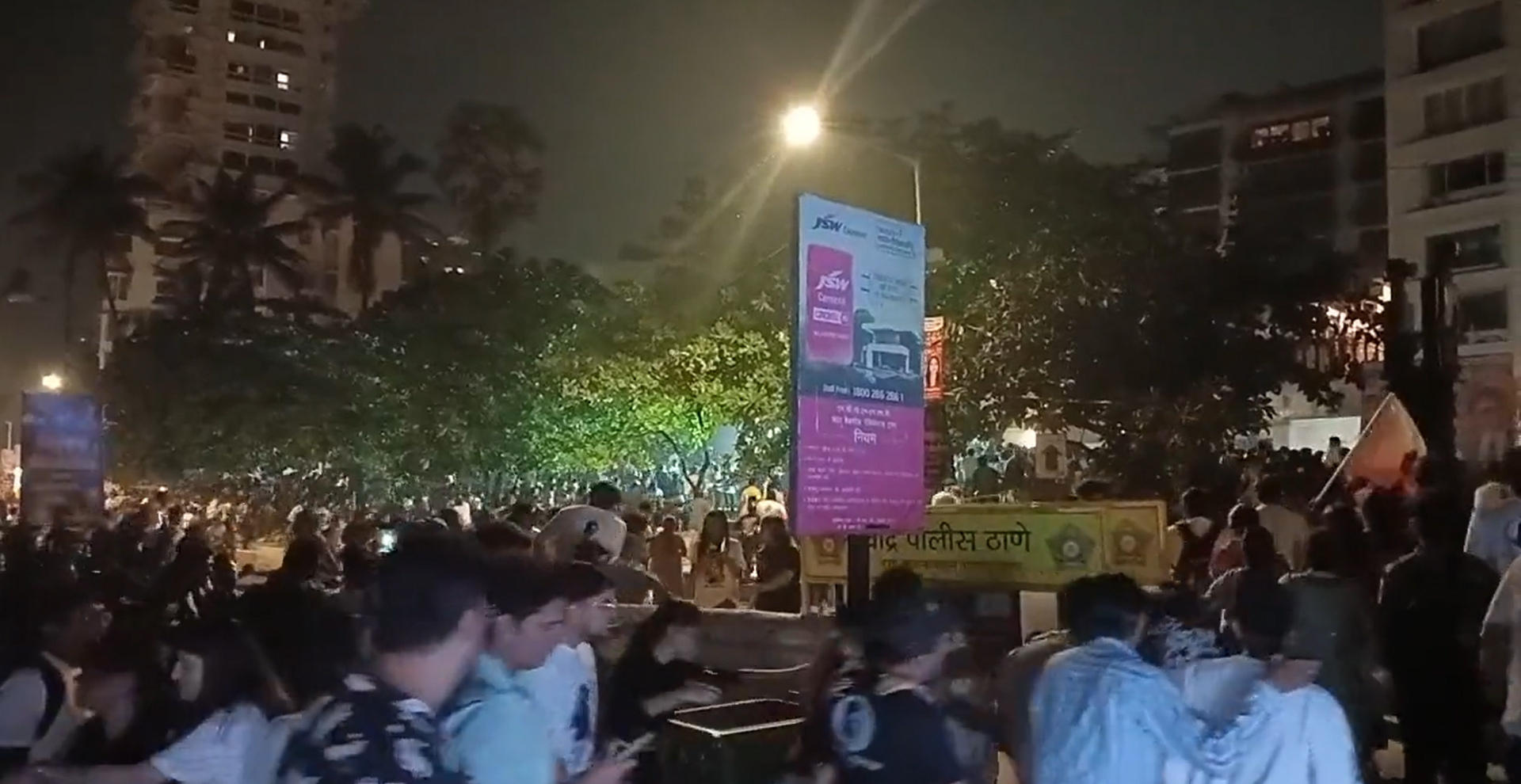 SRK Birthday Special: Shah Rukh Khan Greets Fans in Pathaan Style ...