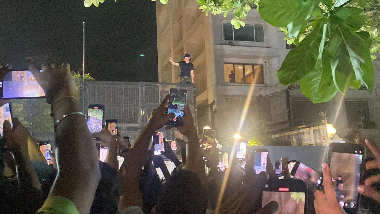SRK Birthday Special: Shah Rukh Khan Greets Fans in Pathaan Style ...