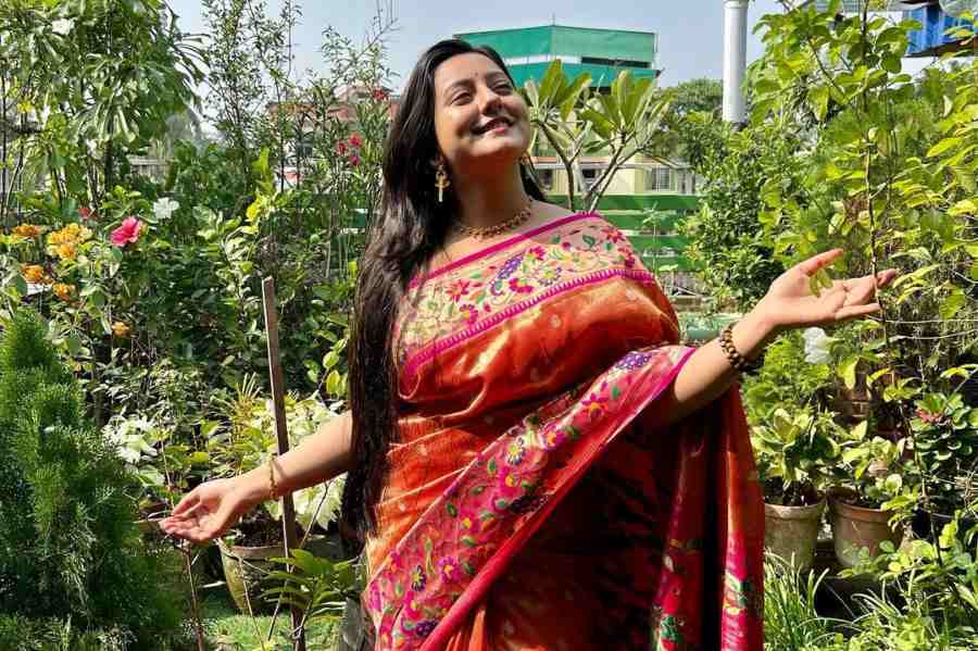 শাড়িতে অপরূপা শ্রাবনী, নয়া লুক দেখে রাতের ঘুম উড়ছে সকলের ...