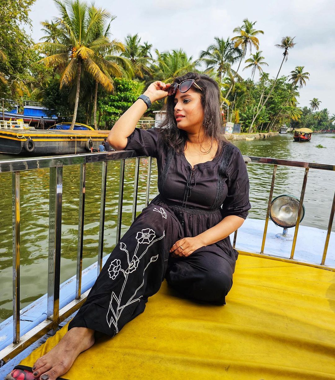 কালো পোশাকে অনন্যা গীতশ্রী, নয়া অবতারে মজেছেন অনুগামীরা | Televison Actress Geetashree Roy ...