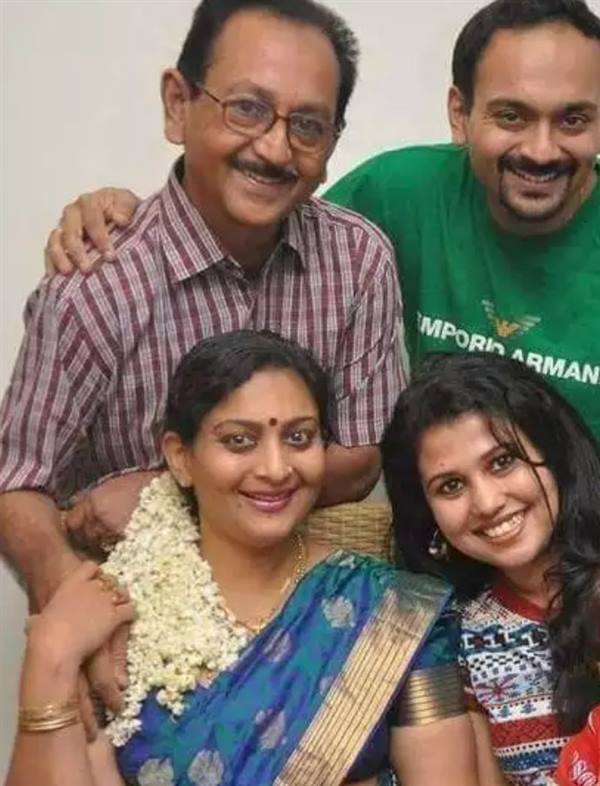 PHOTOS: முந்தானை முடிச்சி படத்தில் வரும் 'பட்டு' டீச்சரை நியாபகம் ...