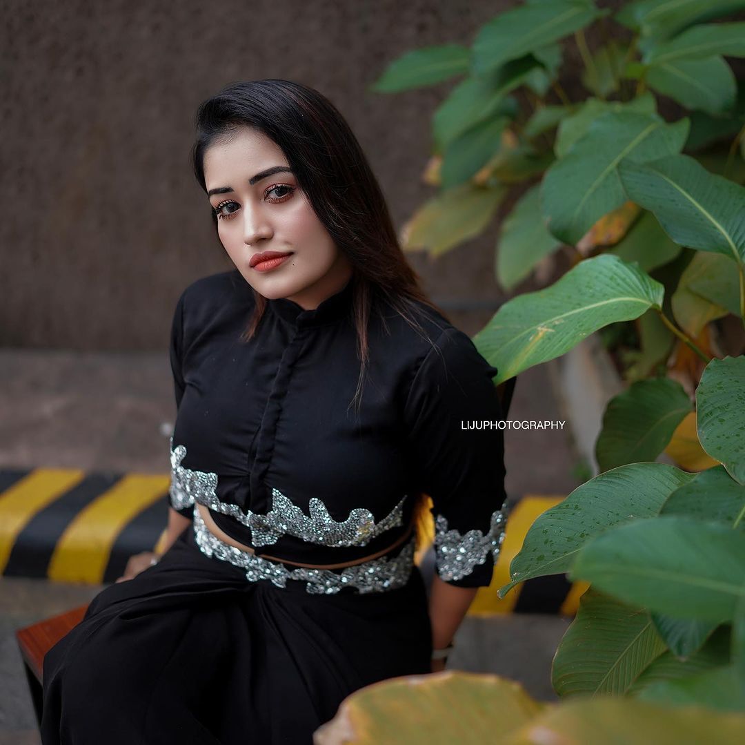 Anumol RS Karthu: ബ്യൂട്ടി ഇൻ ബ്ലാക്ക്... കറുപ്പിൽ മിന്നിതിളങ്ങി അനുമോ ...