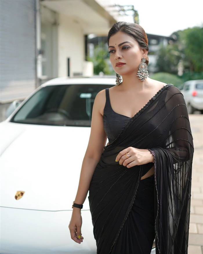 Anusree: എലഗന്‍സ് ഇന്‍ സിംപ്ലിസിറ്റി! കറുപ്പ് സാരിയില്‍ കലക്കന്‍ സ് ...