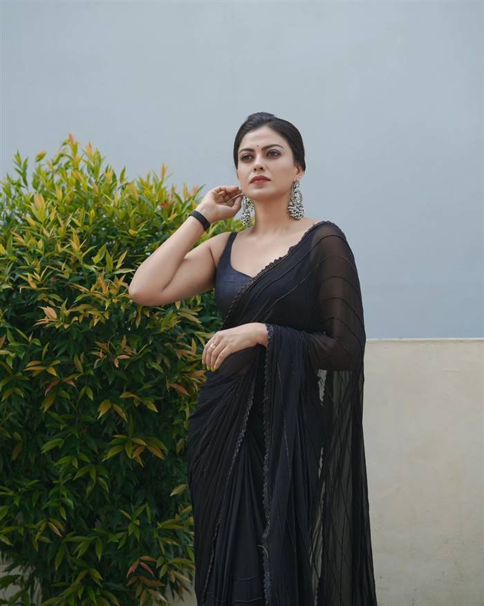 Anusree: എലഗന്‍സ് ഇന്‍ സിംപ്ലിസിറ്റി! കറുപ്പ് സാരിയില്‍ കലക്കന്‍ സ് ...