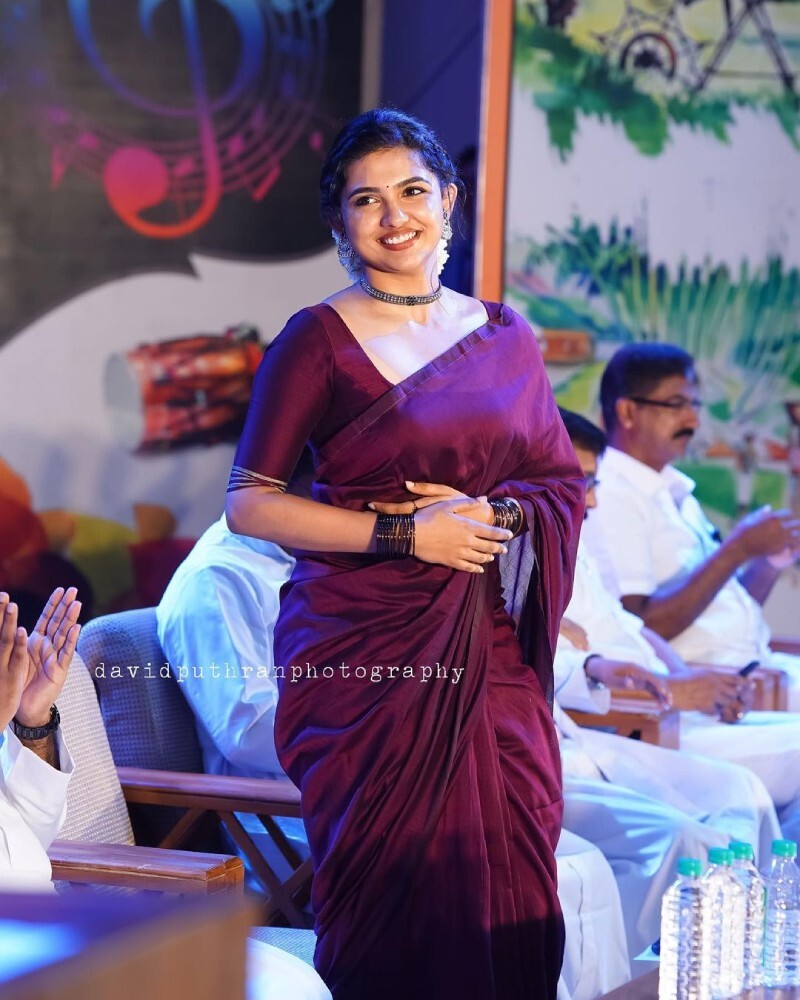 Mamitha Baiju: ചിരിയഴക്... കലക്കൻ ലുക്കിൽ മമിത ബൈജു; 'സാരിയിൽ എന്നും ...