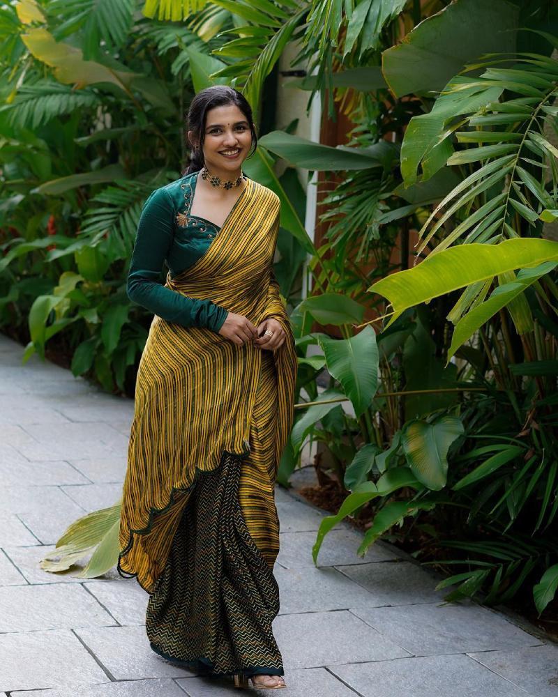Mamitha Baiju: ചിരിയഴക്... കലക്കൻ ലുക്കിൽ മമിത ബൈജു; 'സാരിയിൽ എന്നും ...