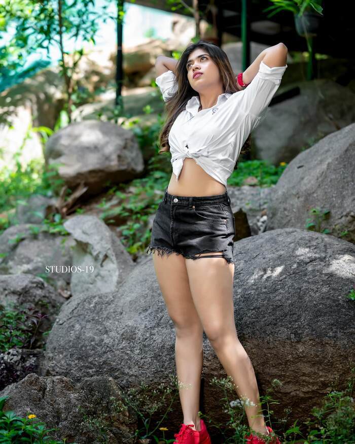 ఘాటు అందాలతో హీటెక్కిస్తున్న రీతు చౌదరి | Actress Rithu Chowdary ...