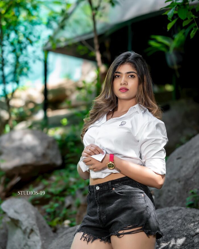 ఘాటు అందాలతో హీటెక్కిస్తున్న రీతు చౌదరి | Actress Rithu Chowdary ...