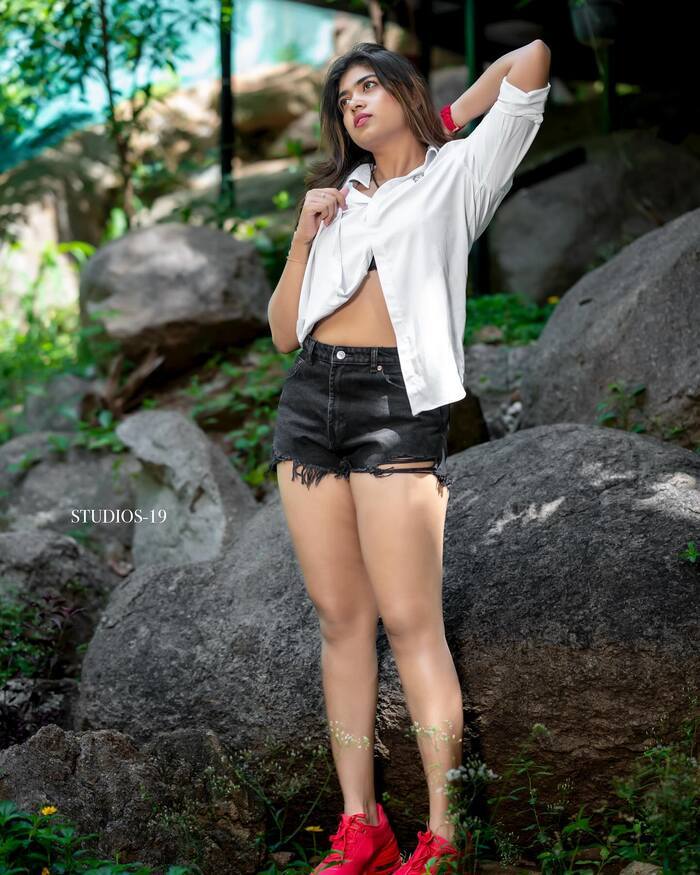 ఘాటు అందాలతో హీటెక్కిస్తున్న రీతు చౌదరి | Actress Rithu Chowdary Stunning Looks Viral - Oneindia ...