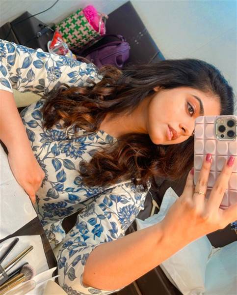 PHOTOS: மிர்ரர் செல்ஃபி வெளியிட்ட சித்தி இட்னானி.. உதவி கேட்ட ' லவ் ...