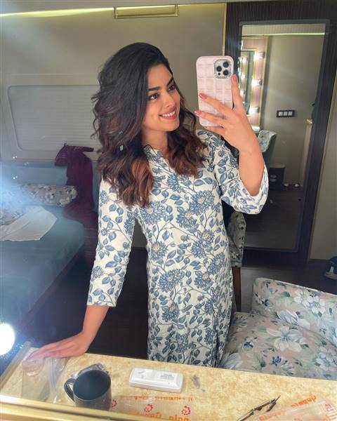 PHOTOS: மிர்ரர் செல்ஃபி வெளியிட்ட சித்தி இட்னானி.. உதவி கேட்ட ' லவ் ...