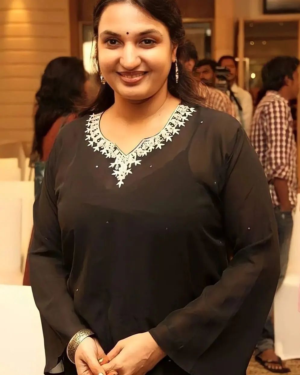 PHOTOS: 50 வயதாகும் 'சின்ன கவுண்டர்' பட நாயகியா இது? ஆளே டோட்டலா ...