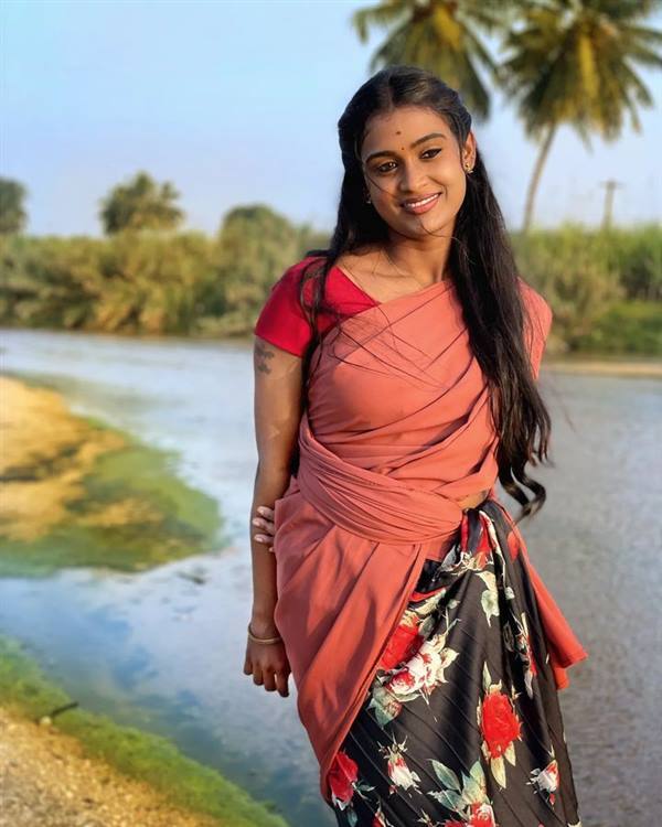 PHOTOS: பிக் பாஸ் பூர்ணிமாவின் குடும்பத்தை பார்த்துள்ளீர்களா? வேற மாறி ...