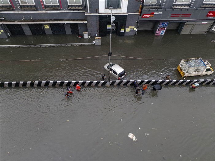 Cyclone Michaung: Waterlogged Roads During Heavy Rain In Chennai - Oneindia