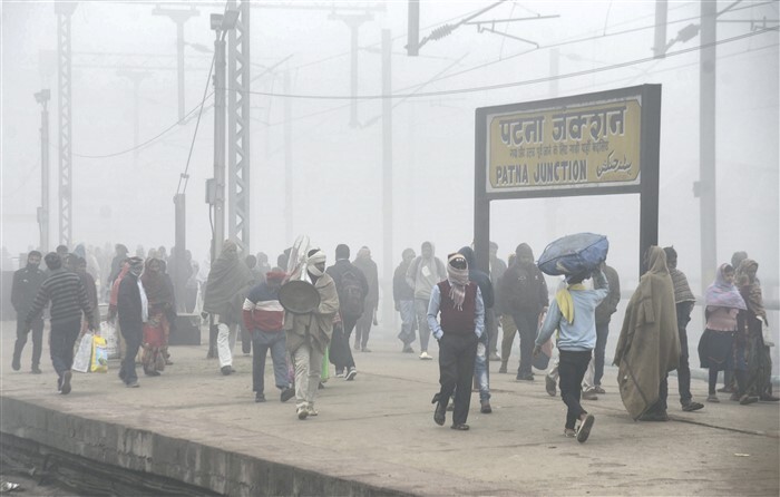 In Pics: Dense Fog Disrupts Daily Life Across India - Oneindia
