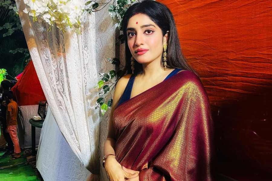 শাড়িতে অপরূপা মানসী, অভিনেত্রীর নয়া অবতারে মন মজছে নেটবাসীর | Latest ...