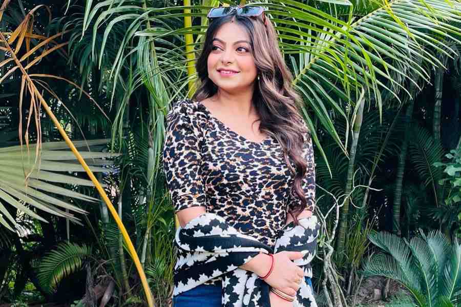 গোলাপি রঙের শাড়িতে লাস্যময়ী প্রেরণা, অভিনেত্রীর মায়াবী অবতারে মন ...