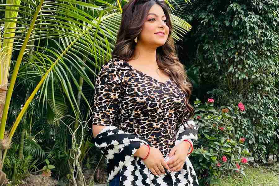 গোলাপি রঙের শাড়িতে লাস্যময়ী প্রেরণা, অভিনেত্রীর মায়াবী অবতারে মন ...