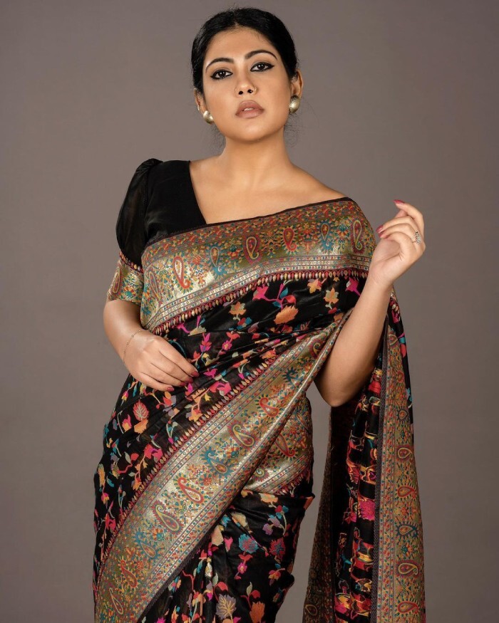 Nayana Elza: ഹെയർസ്റ്റൈൽ മാറിയപ്പോൾ ആളും മാറി... പുത്തൻ ലുക്കിൽ നയന എൽസ ...