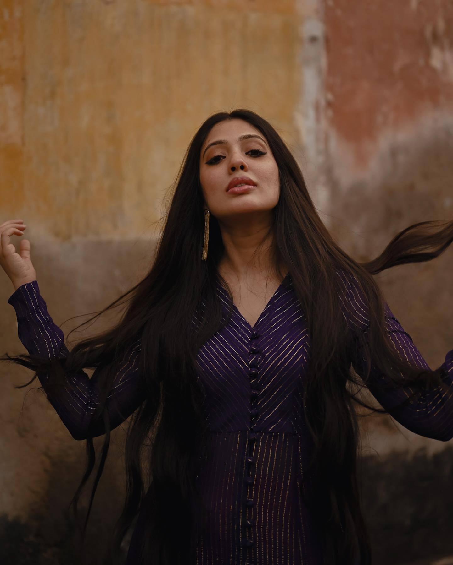 Veena Nandakumar: ക്യൂട്ട് ആന്റ് ബ്യൂട്ടി... സാരിയിൽ മാലാഖയായി വീണ ...